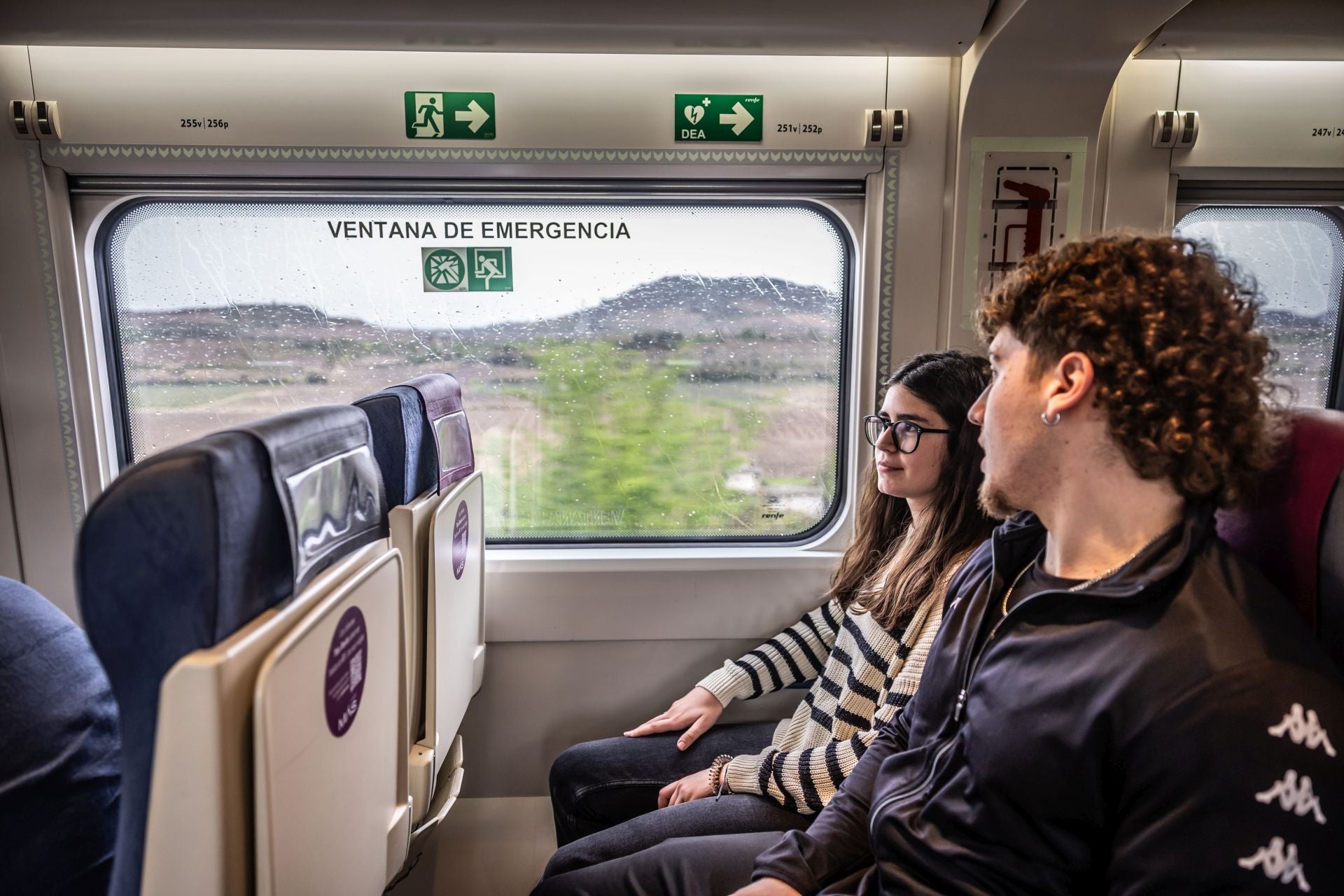 El Intercity a Madrid hace su viaje inaugural medio vacío y con 15 minutos de retraso hasta ...